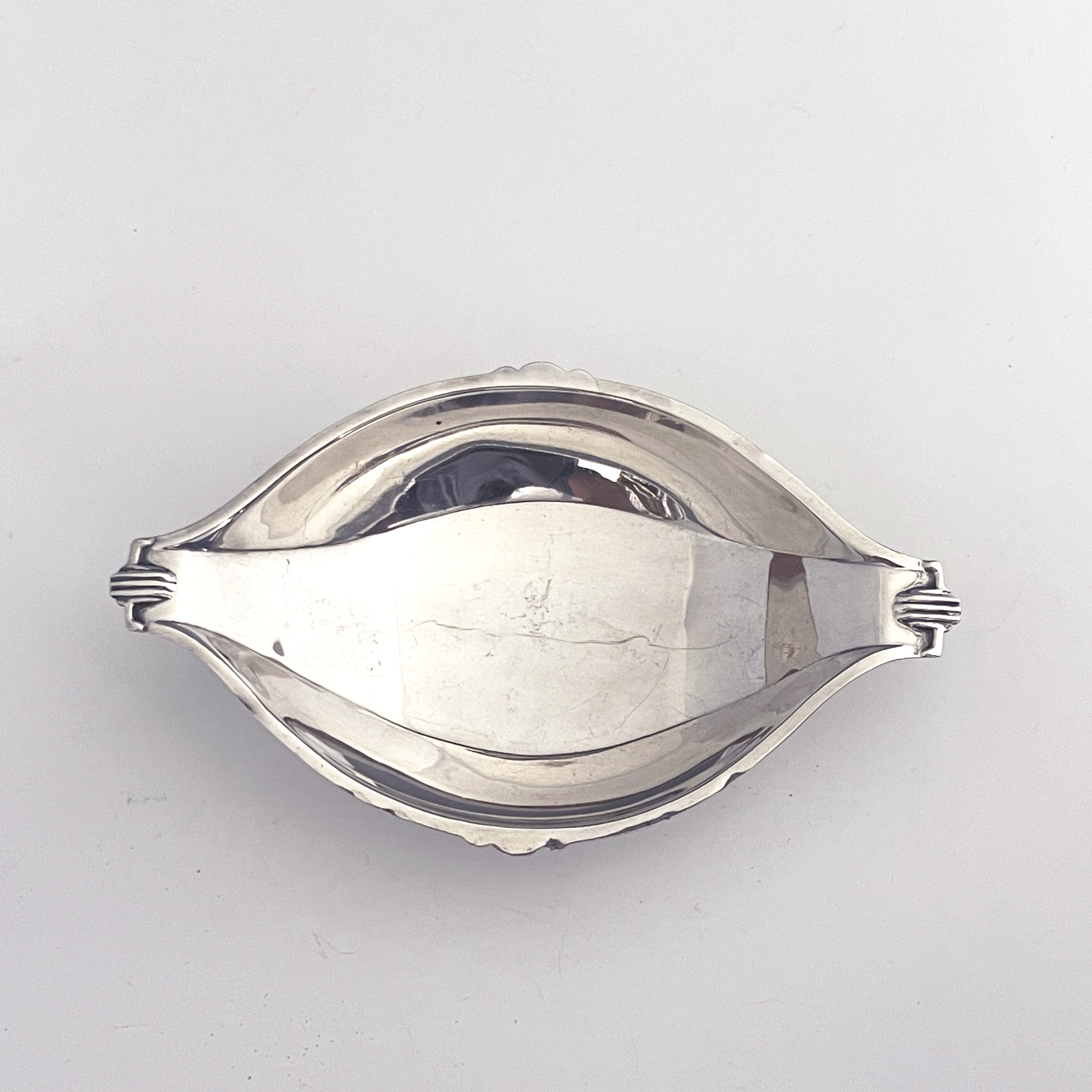 Lot 128 - An Art Deco silver dish, William Neale,