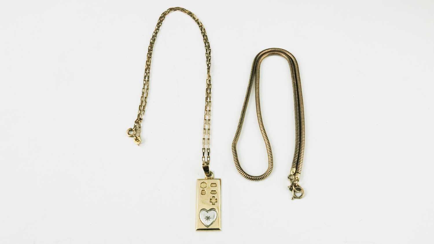 Lot 258 - A 9ct yellow and white gold ingot pendant, 3.