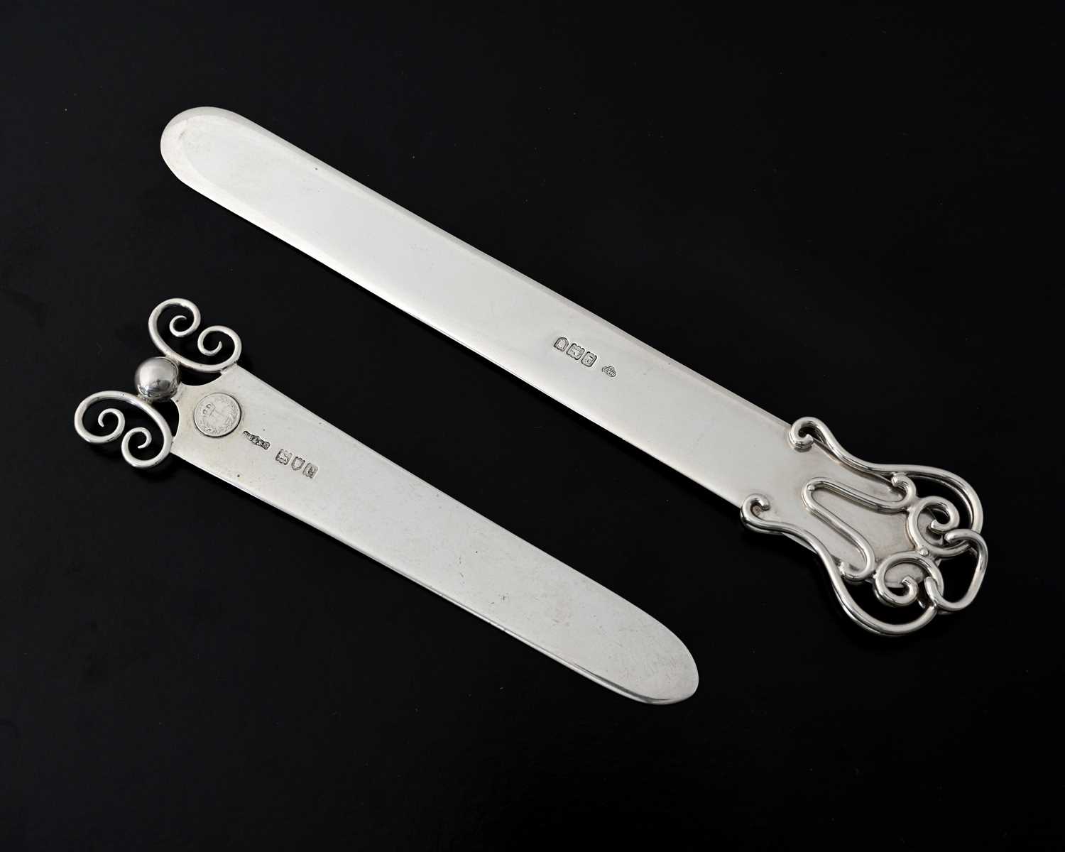 Lot 532 - An Edwardian silver Art Nouveau style letter