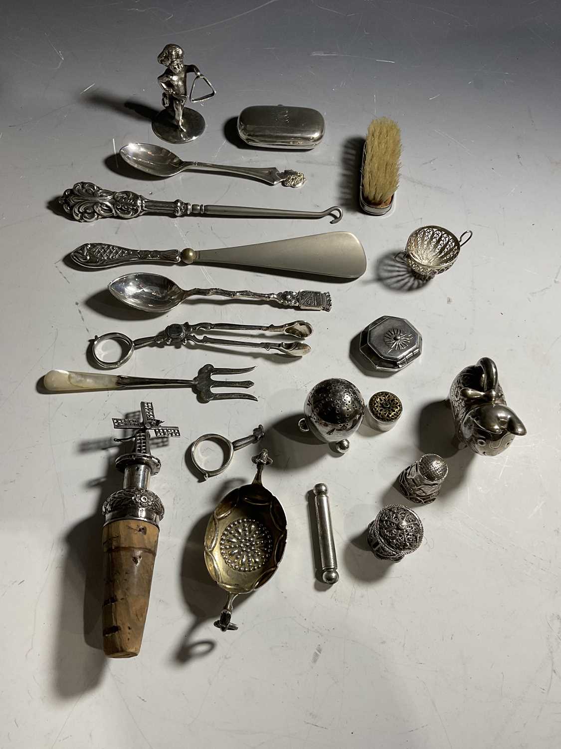 Lot 305 - A group of white metal items, to include a